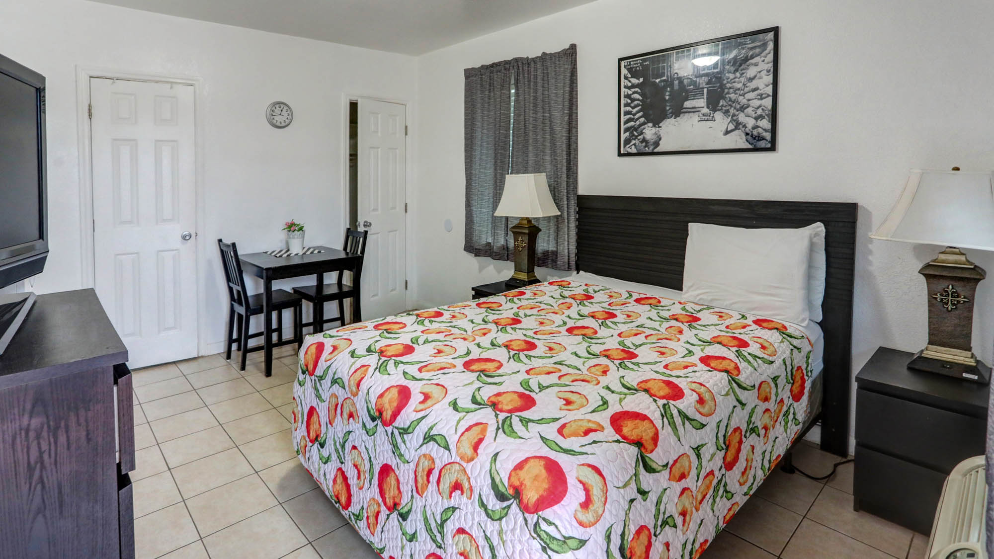 Reg motel room poolside – Richard’s Motel Rooms